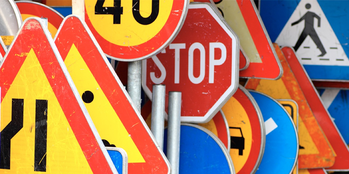 Las señales de tráfico y su lenguaje visual de vocación universal