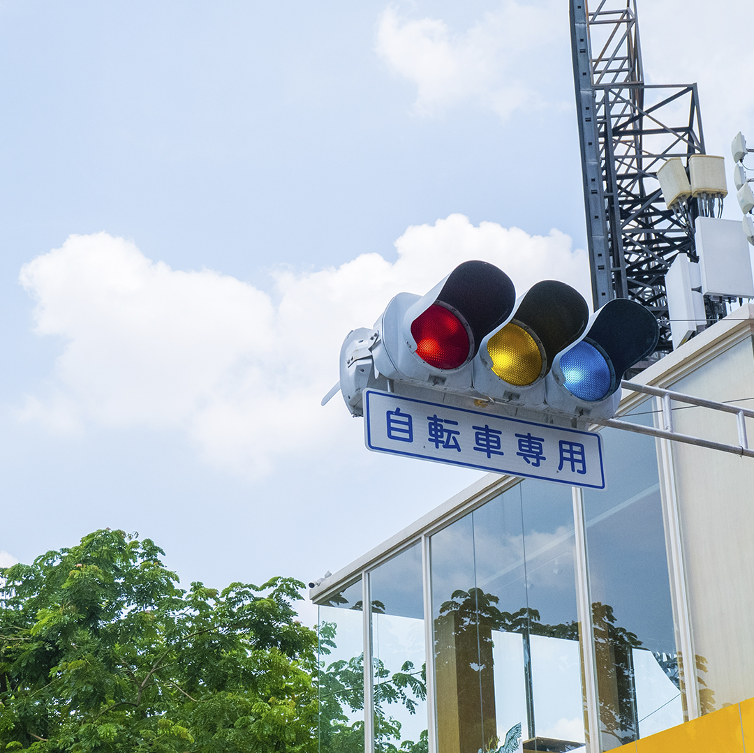 What colors are traffic lights in Japan?